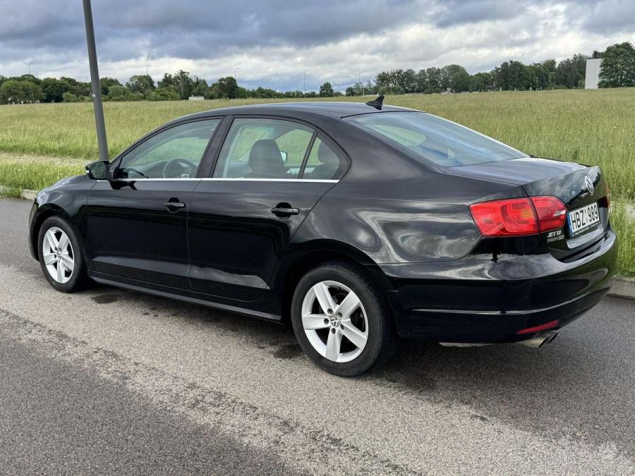 Black Volkswagen Jetta 2011 in Marijampole, with an engine capacity of 1.97 L and mileage of 289 thousand km for 3350 €, photo 7 on AUTOMOTO.COM.LV