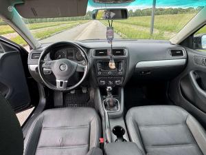 Black Volkswagen Jetta 2011 in Marijampole, with an engine capacity of 1.97 L and mileage of 289 thousand km for 3350 €, photo 11 on AUTOMOTO.COM.LV