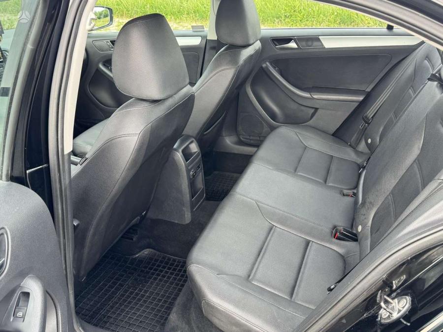 Black Volkswagen Jetta 2011 in Marijampole, with an engine capacity of 1.97 L and mileage of 289 thousand km for 3350 €, photo 12 on AUTOMOTO.COM.LV