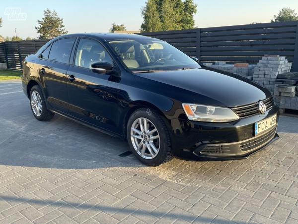 Black Volkswagen Jetta 2011 in Vilnius, with an engine capacity of 2.50 L and mileage of 235 thousand km for 3200 €, photo 1 on AUTOMOTO.COM.LV