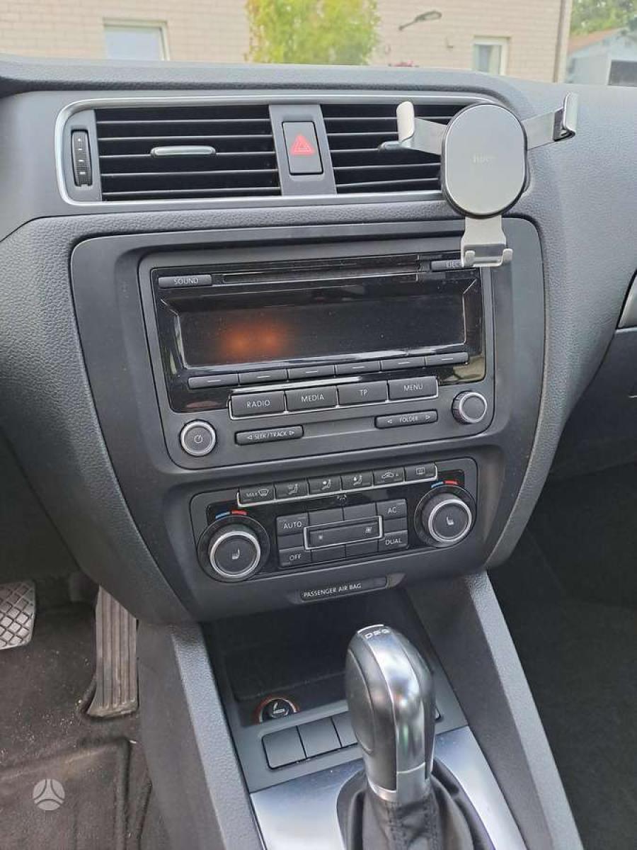 Melns Volkswagen Jetta 2011 Kauņa, ar dzinēja tilpumu 1.39 L un nobraukumu 239 tūkst. km par 3200 €, foto 7 vietnē AUTOMOTO.COM.LV