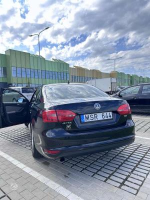 Black Volkswagen Jetta 2011 in Vilnius, with an engine capacity of 1.60 L and mileage of 260 thousand km for 4200 €, photo 3 on AUTOMOTO.COM.LV