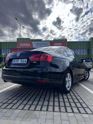 Black Volkswagen Jetta 2011 in Vilnius, with an engine capacity of 1.60 L and mileage of 260 thousand km for 4200 €, photo 4 on AUTOMOTO.COM.LV