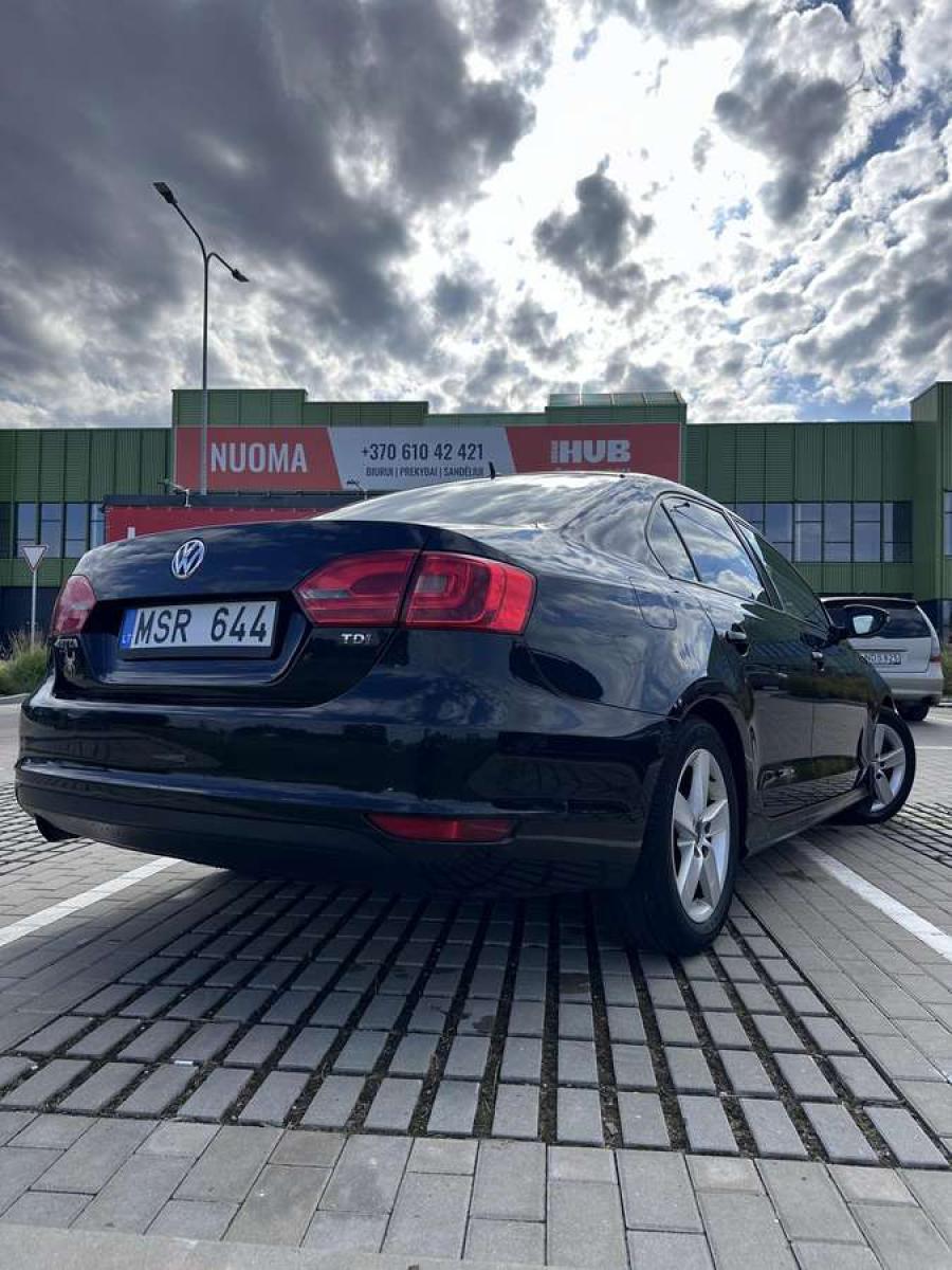 Black Volkswagen Jetta 2011 in Vilnius, with an engine capacity of 1.60 L and mileage of 260 thousand km for 4200 €, photo 4 on AUTOMOTO.COM.LV