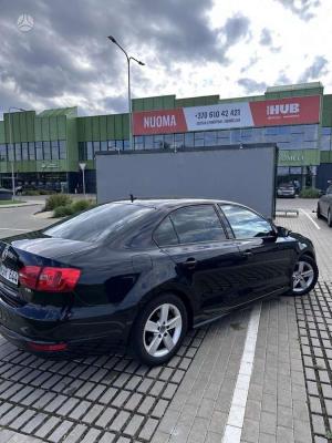 Black Volkswagen Jetta 2011 in Vilnius, with an engine capacity of 1.60 L and mileage of 260 thousand km for 4200 €, photo 5 on AUTOMOTO.COM.LV