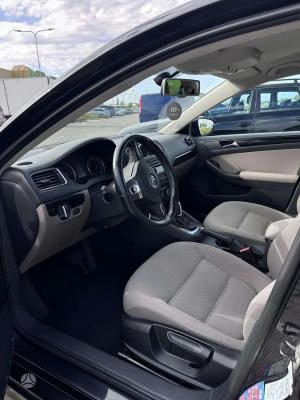 Black Volkswagen Jetta 2011 in Vilnius, with an engine capacity of 1.60 L and mileage of 260 thousand km for 4200 €, photo 6 on AUTOMOTO.COM.LV