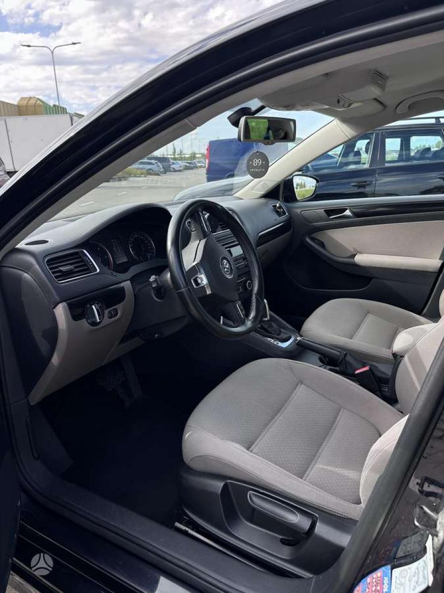 Black Volkswagen Jetta 2011 in Vilnius, with an engine capacity of 1.60 L and mileage of 260 thousand km for 4200 €, photo 6 on AUTOMOTO.COM.LV