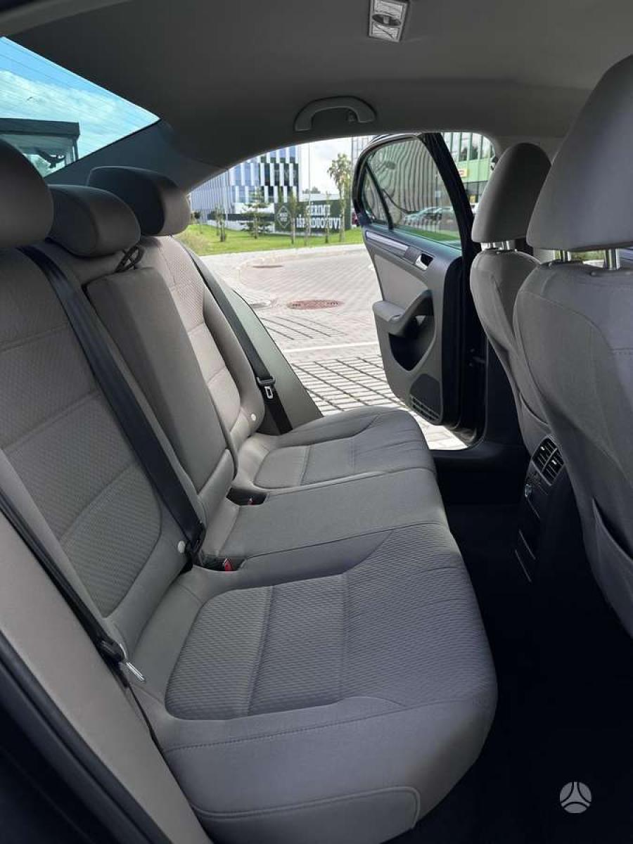 Black Volkswagen Jetta 2011 in Vilnius, with an engine capacity of 1.60 L and mileage of 260 thousand km for 4200 €, photo 7 on AUTOMOTO.COM.LV