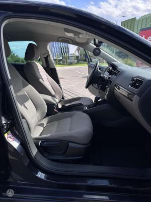 Black Volkswagen Jetta 2011 in Vilnius, with an engine capacity of 1.60 L and mileage of 260 thousand km for 4200 €, photo 8 on AUTOMOTO.COM.LV