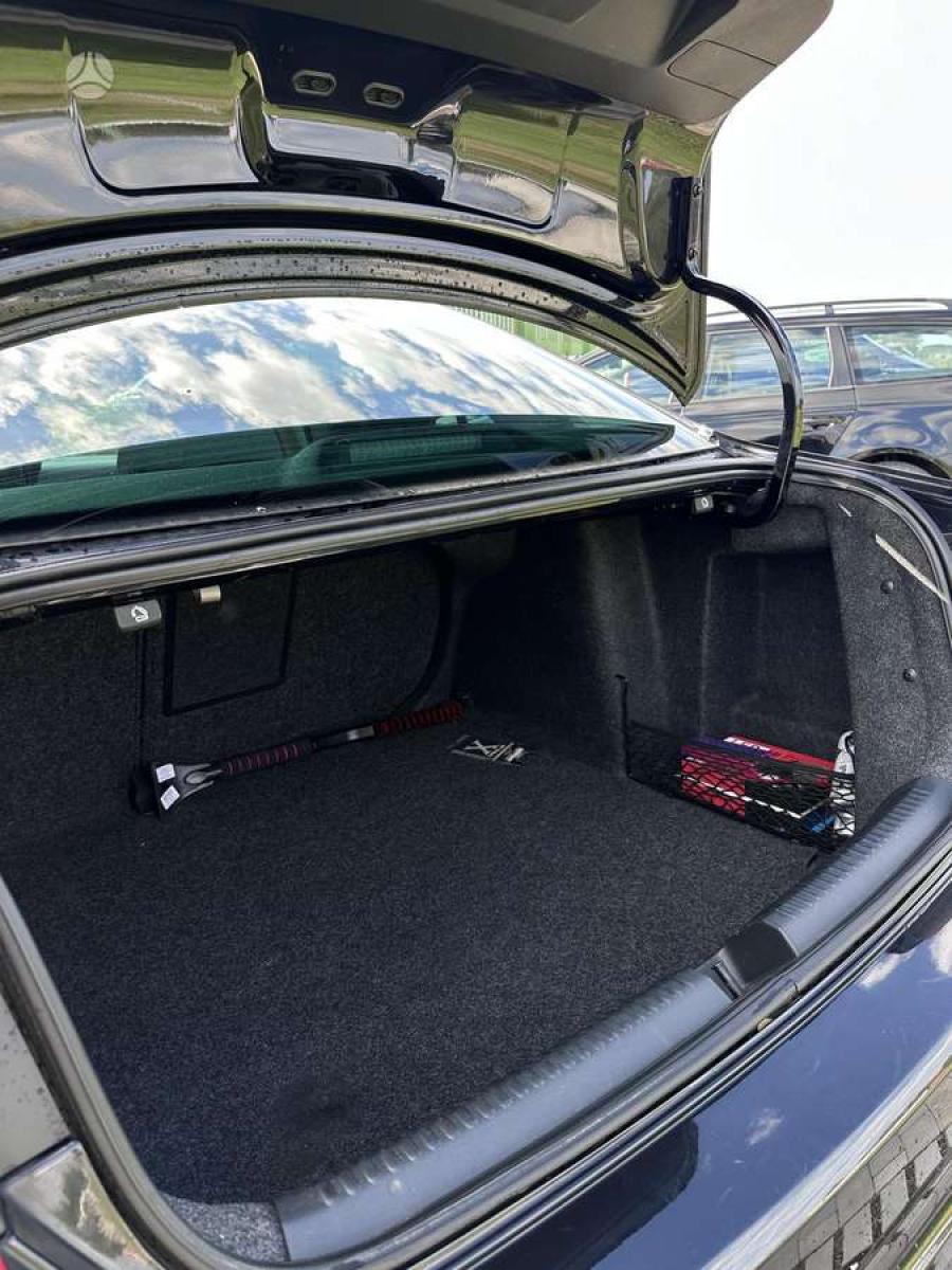 Black Volkswagen Jetta 2011 in Vilnius, with an engine capacity of 1.60 L and mileage of 260 thousand km for 4200 €, photo 9 on AUTOMOTO.COM.LV