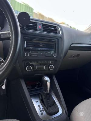 Black Volkswagen Jetta 2011 in Vilnius, with an engine capacity of 1.60 L and mileage of 260 thousand km for 4200 €, photo 10 on AUTOMOTO.COM.LV
