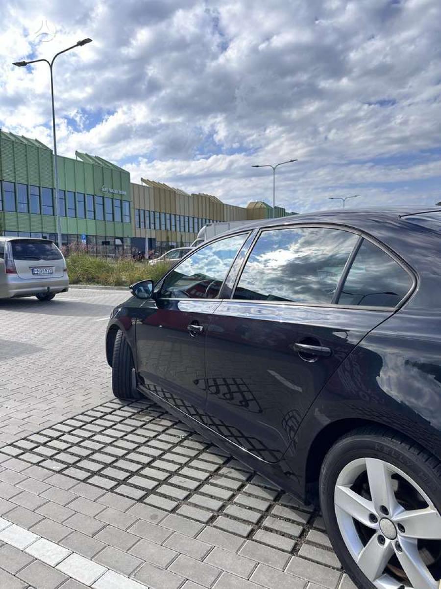 Black Volkswagen Jetta 2011 in Vilnius, with an engine capacity of 1.60 L and mileage of 260 thousand km for 4200 €, photo 11 on AUTOMOTO.COM.LV