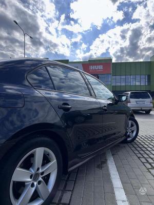 Black Volkswagen Jetta 2011 in Vilnius, with an engine capacity of 1.60 L and mileage of 260 thousand km for 4200 €, photo 12 on AUTOMOTO.COM.LV