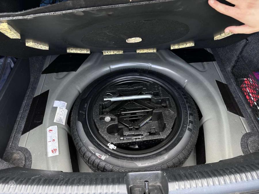 Black Volkswagen Jetta 2011 in Vilnius, with an engine capacity of 1.60 L and mileage of 260 thousand km for 4200 €, photo 13 on AUTOMOTO.COM.LV