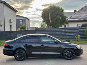 Black Volkswagen Jetta 2011 in Vilnius, with an engine capacity of 1.60 L and mileage of 259 thousand km for 3600 €, photo 3 on AUTOMOTO.COM.LV