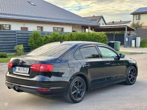 Black Volkswagen Jetta 2011 in Vilnius, with an engine capacity of 1.60 L and mileage of 259 thousand km for 3600 €, photo 4 on AUTOMOTO.COM.LV