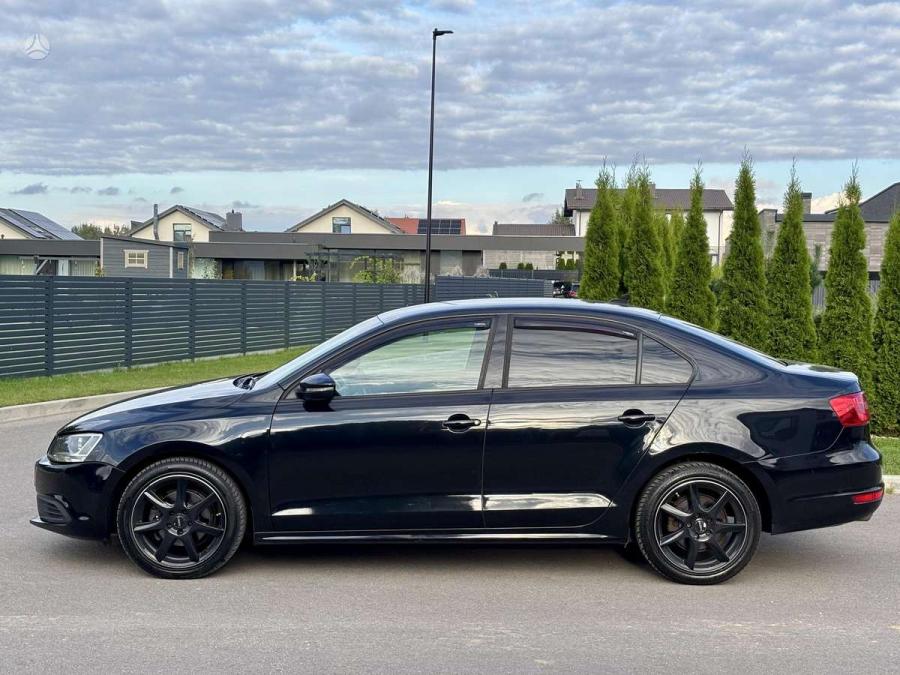 Black Volkswagen Jetta 2011 in Vilnius, with an engine capacity of 1.60 L and mileage of 259 thousand km for 3600 €, photo 7 on AUTOMOTO.COM.LV