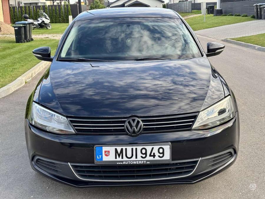 Black Volkswagen Jetta 2011 in Vilnius, with an engine capacity of 1.60 L and mileage of 259 thousand km for 3600 €, photo 9 on AUTOMOTO.COM.LV