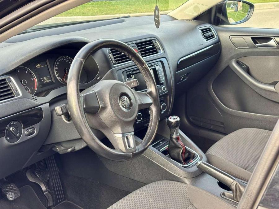 Black Volkswagen Jetta 2011 in Vilnius, with an engine capacity of 1.60 L and mileage of 259 thousand km for 3600 €, photo 10 on AUTOMOTO.COM.LV