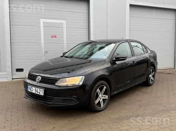 Black Volkswagen Jetta 2012 in Riga, with an engine capacity of 1.60 L and mileage of 329 thousand km for 4200 €, photo 1 on AUTOMOTO.COM.LV