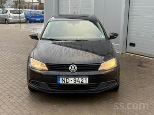 Black Volkswagen Jetta 2012 in Riga, with an engine capacity of 1.60 L and mileage of 329 thousand km for 4200 €, photo 2 on AUTOMOTO.COM.LV