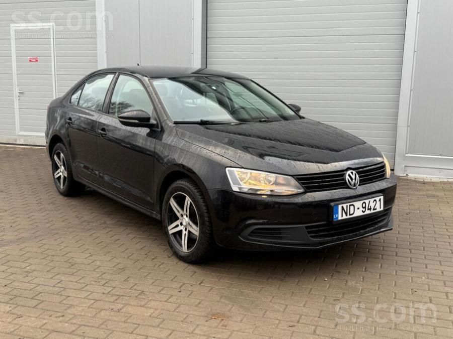 Black Volkswagen Jetta 2012 in Riga, with an engine capacity of 1.60 L and mileage of 329 thousand km for 4200 €, photo 3 on AUTOMOTO.COM.LV
