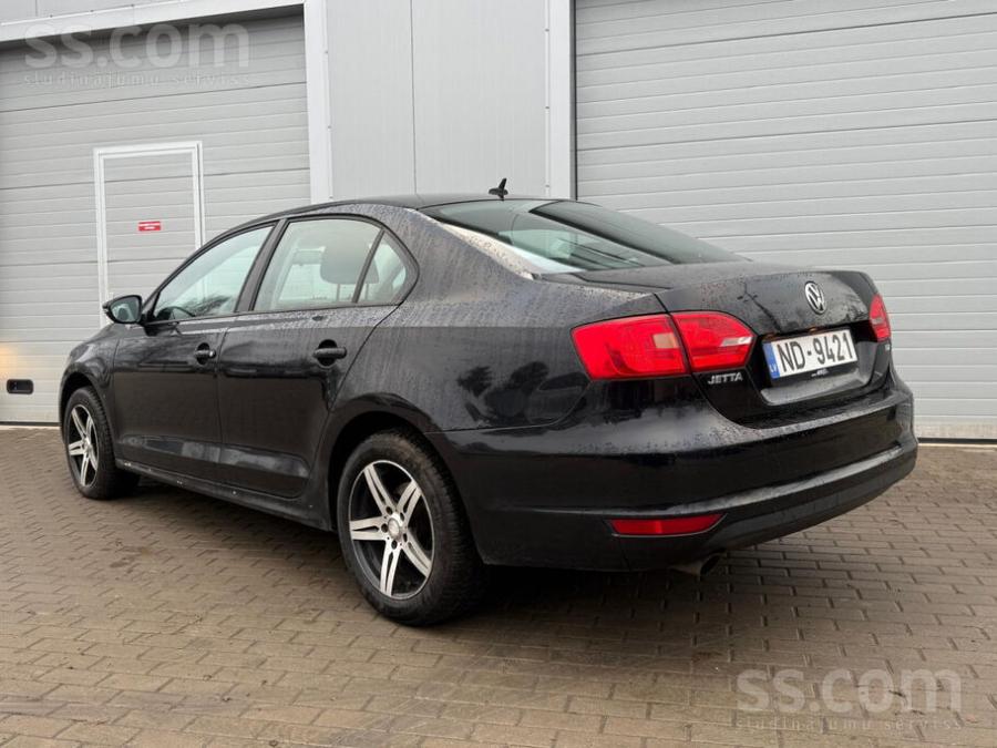 Black Volkswagen Jetta 2012 in Riga, with an engine capacity of 1.60 L and mileage of 329 thousand km for 4200 €, photo 4 on AUTOMOTO.COM.LV