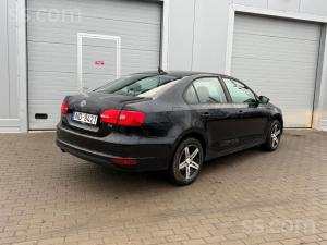Black Volkswagen Jetta 2012 in Riga, with an engine capacity of 1.60 L and mileage of 329 thousand km for 4200 €, photo 5 on AUTOMOTO.COM.LV