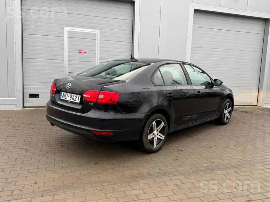 Black Volkswagen Jetta 2012 in Riga, with an engine capacity of 1.60 L and mileage of 329 thousand km for 4200 €, photo 5 on AUTOMOTO.COM.LV