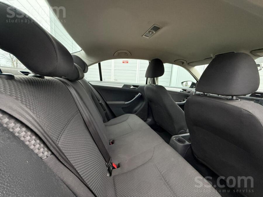 Black Volkswagen Jetta 2012 in Riga, with an engine capacity of 1.60 L and mileage of 329 thousand km for 4200 €, photo 9 on AUTOMOTO.COM.LV