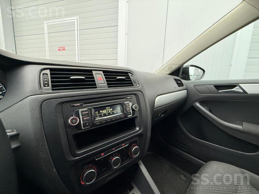 Black Volkswagen Jetta 2012 in Riga, with an engine capacity of 1.60 L and mileage of 329 thousand km for 4200 €, photo 10 on AUTOMOTO.COM.LV