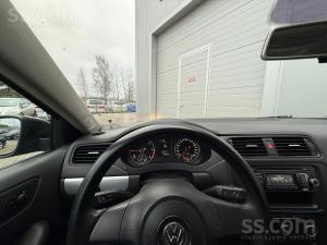 Black Volkswagen Jetta 2012 in Riga, with an engine capacity of 1.60 L and mileage of 329 thousand km for 4200 €, photo 12 on AUTOMOTO.COM.LV