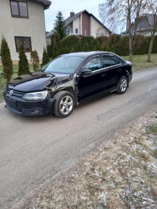 Melns Volkswagen Jetta 2012 Kelmė, ar dzinēja tilpumu 1.97 L un nobraukumu 400 tūkst. km par 2450 €, foto 1 vietnē AUTOMOTO.COM.LV