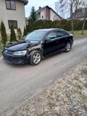 Black Volkswagen Jetta 2012 in Kelme, with an engine capacity of 1.97 L and mileage of 400 thousand km for 2450 €, photo  on AUTOMOTO.COM.LV