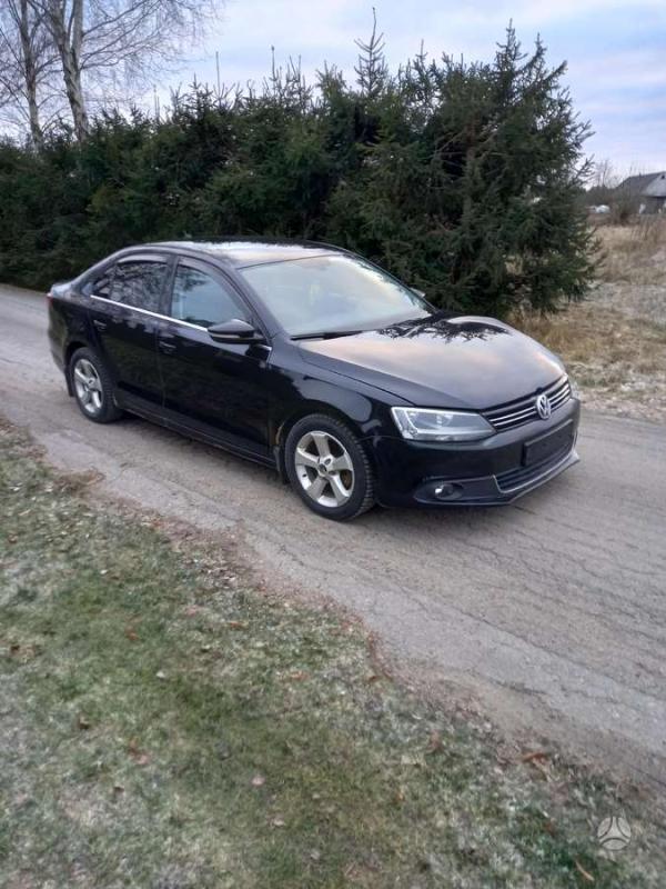 Melns Volkswagen Jetta 2012 Kelmė, ar dzinēja tilpumu 1.97 L un nobraukumu 400 tūkst. km par 2450 €, foto 2 vietnē AUTOMOTO.COM.LV