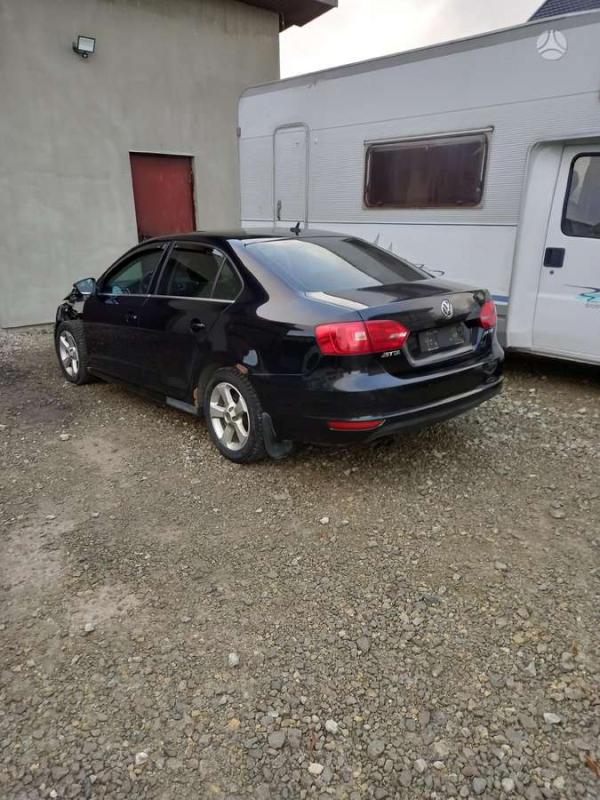 Melns Volkswagen Jetta 2012 Kelmė, ar dzinēja tilpumu 1.97 L un nobraukumu 400 tūkst. km par 2450 €, foto 5 vietnē AUTOMOTO.COM.LV