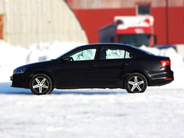 Black Volkswagen Jetta 2012 in Riga, with an engine capacity of 1.60 L and mileage of 328 thousand km for 5400 €, photo 4 on AUTOMOTO.COM.LV