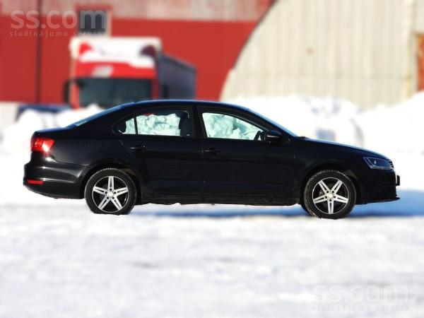 Black Volkswagen Jetta 2012 in Riga, with an engine capacity of 1.60 L and mileage of 328 thousand km for 5400 €, photo 5 on AUTOMOTO.COM.LV