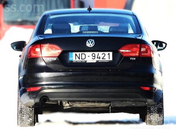 Black Volkswagen Jetta 2012 in Riga, with an engine capacity of 1.60 L and mileage of 328 thousand km for 5400 €, photo 7 on AUTOMOTO.COM.LV