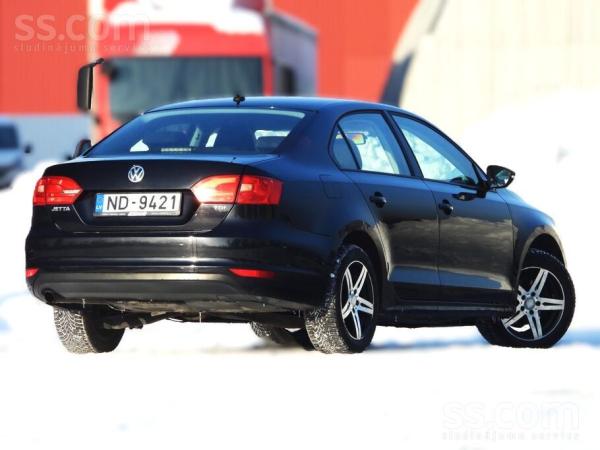 Black Volkswagen Jetta 2012 in Riga, with an engine capacity of 1.60 L and mileage of 328 thousand km for 5400 €, photo 8 on AUTOMOTO.COM.LV