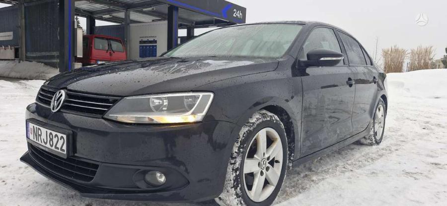 Black Volkswagen Jetta 2012 in Kaunas, with an engine capacity of 1.60 L and mileage of 278 thousand km for 4999 €, photo 1 on AUTOMOTO.COM.LV