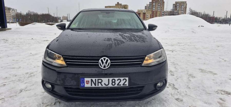 Black Volkswagen Jetta 2012 in Kaunas, with an engine capacity of 1.60 L and mileage of 278 thousand km for 4999 €, photo 2 on AUTOMOTO.COM.LV