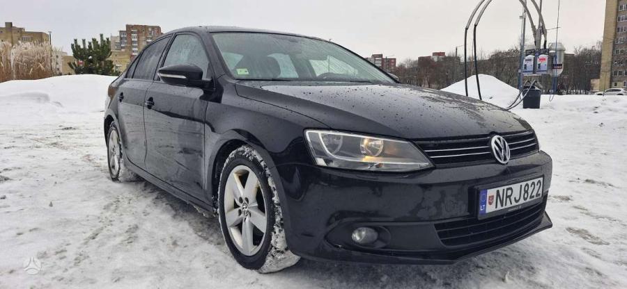 Black Volkswagen Jetta 2012 in Kaunas, with an engine capacity of 1.60 L and mileage of 278 thousand km for 4999 €, photo 3 on AUTOMOTO.COM.LV