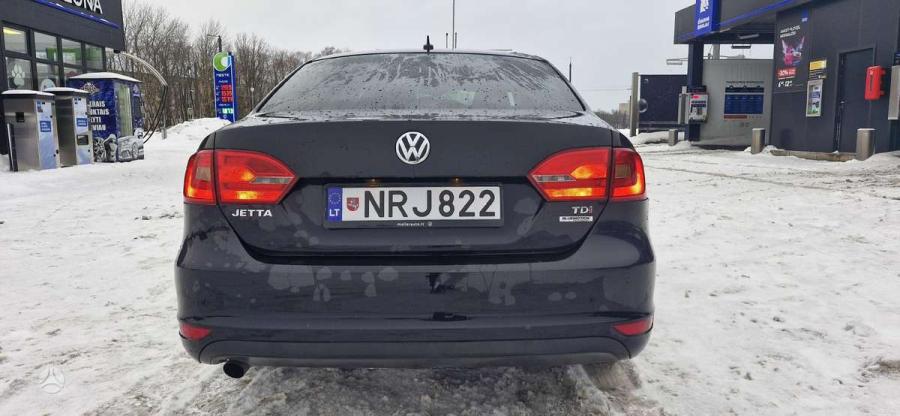 Black Volkswagen Jetta 2012 in Kaunas, with an engine capacity of 1.60 L and mileage of 278 thousand km for 4999 €, photo 6 on AUTOMOTO.COM.LV