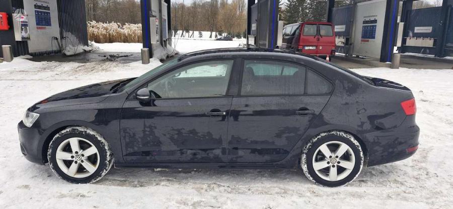 Black Volkswagen Jetta 2012 in Kaunas, with an engine capacity of 1.60 L and mileage of 278 thousand km for 4999 €, photo 8 on AUTOMOTO.COM.LV