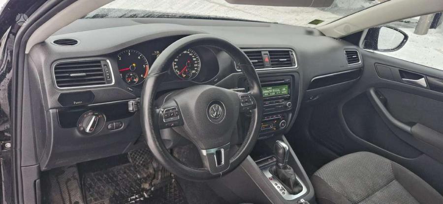 Black Volkswagen Jetta 2012 in Kaunas, with an engine capacity of 1.60 L and mileage of 278 thousand km for 4999 €, photo 9 on AUTOMOTO.COM.LV