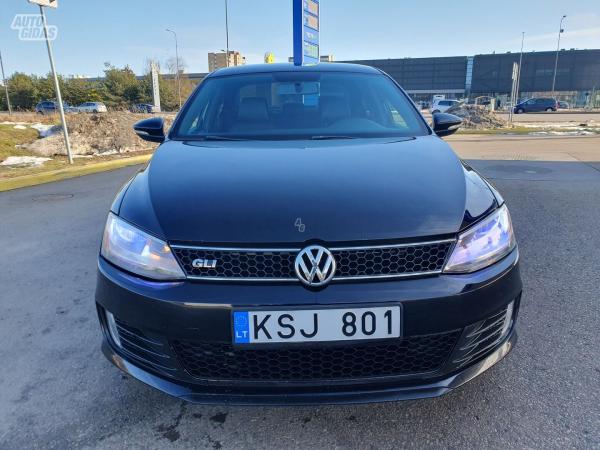 Black Volkswagen Jetta 2012 in Kaunas, with an engine capacity of 2.00 L and mileage of 155 thousand km for 4950 €, photo 2 on AUTOMOTO.COM.LV