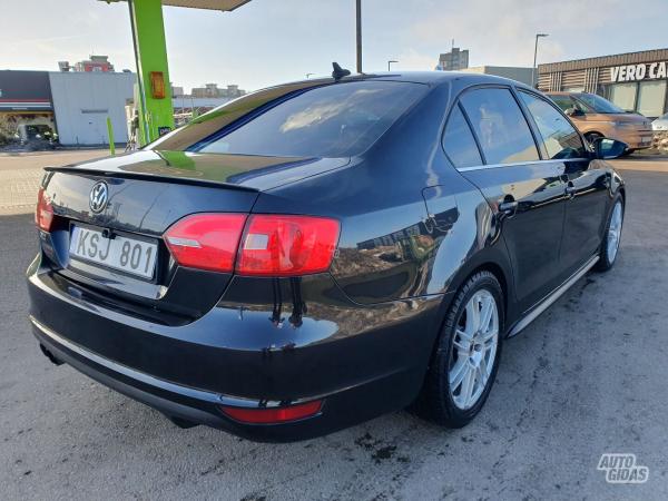 Black Volkswagen Jetta 2012 in Kaunas, with an engine capacity of 2.00 L and mileage of 155 thousand km for 4950 €, photo 4 on AUTOMOTO.COM.LV