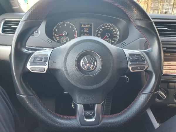 Black Volkswagen Jetta 2012 in Kaunas, with an engine capacity of 2.00 L and mileage of 155 thousand km for 4850 €, photo 2 on AUTOMOTO.COM.LV