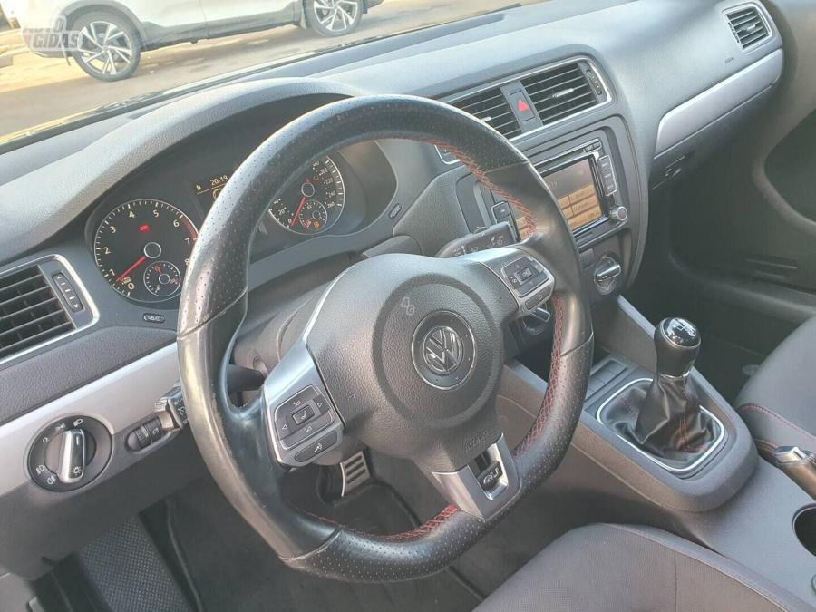 Melns Volkswagen Jetta 2012 Kauņa, ar dzinēja tilpumu 2.00 L un nobraukumu 155 tūkst. km par 4850 €, foto 6 vietnē AUTOMOTO.COM.LV